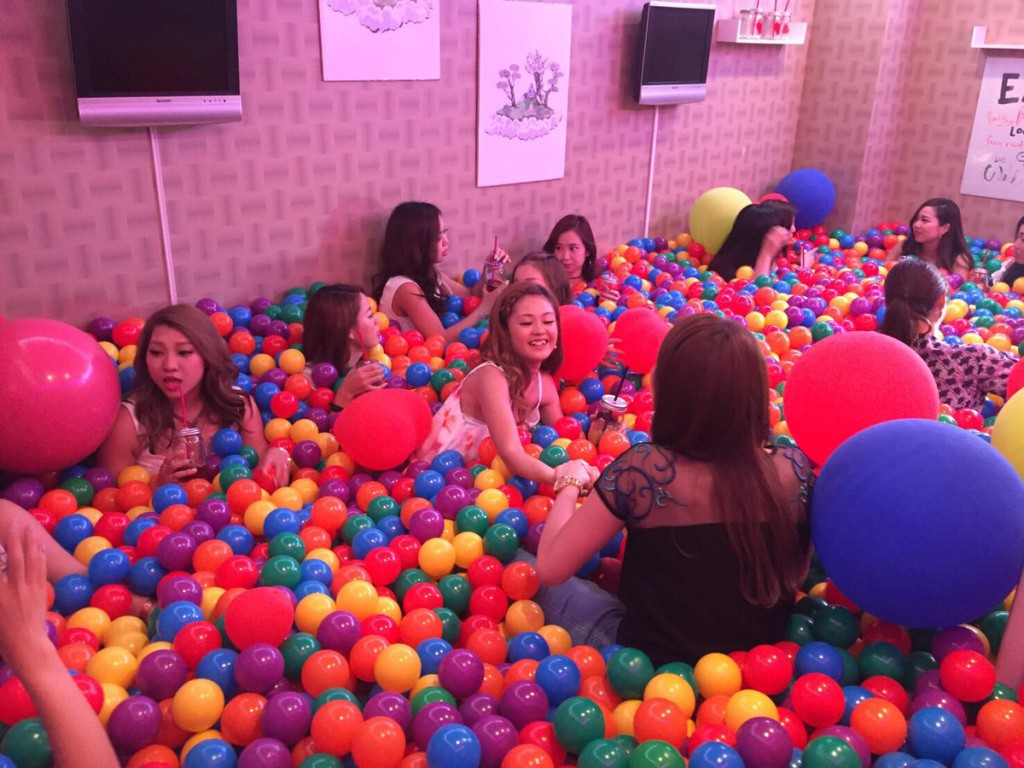 At This Japanese Bar, Drink and Play in a Ball Pit - Haruhichan