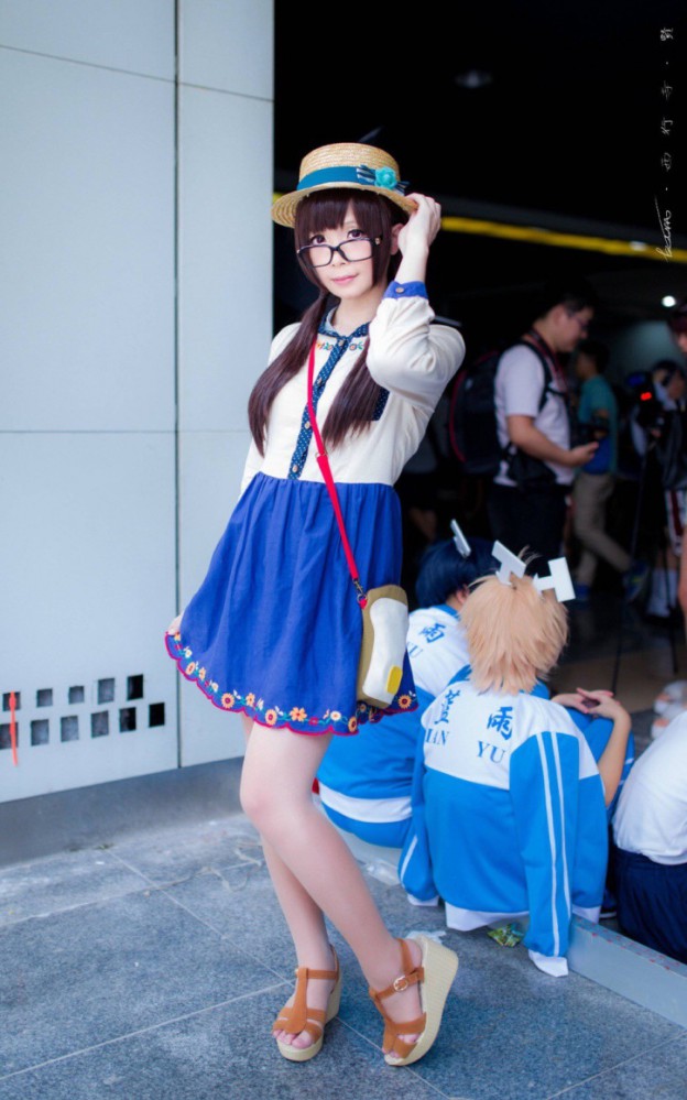 Male Teacher in China Cosplays as Female Characters and His Student ...